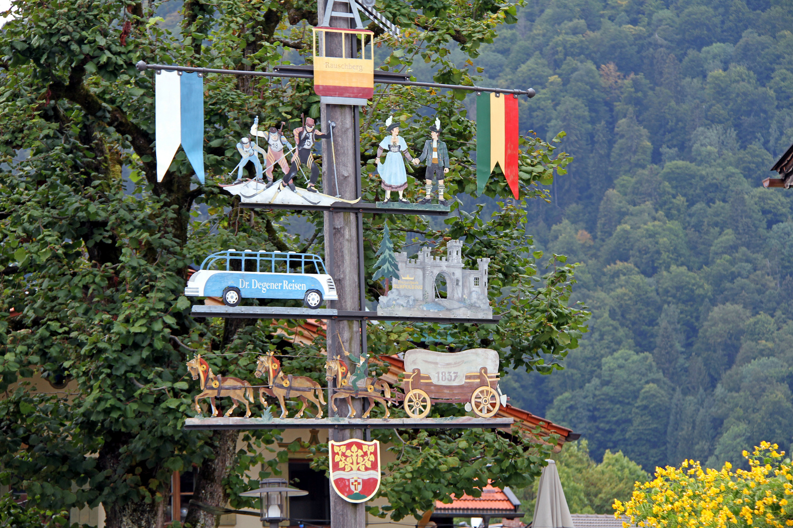 Nostalgie geschmückter Maibaum in Traunstein im Chiemgau Foto & Bild ...