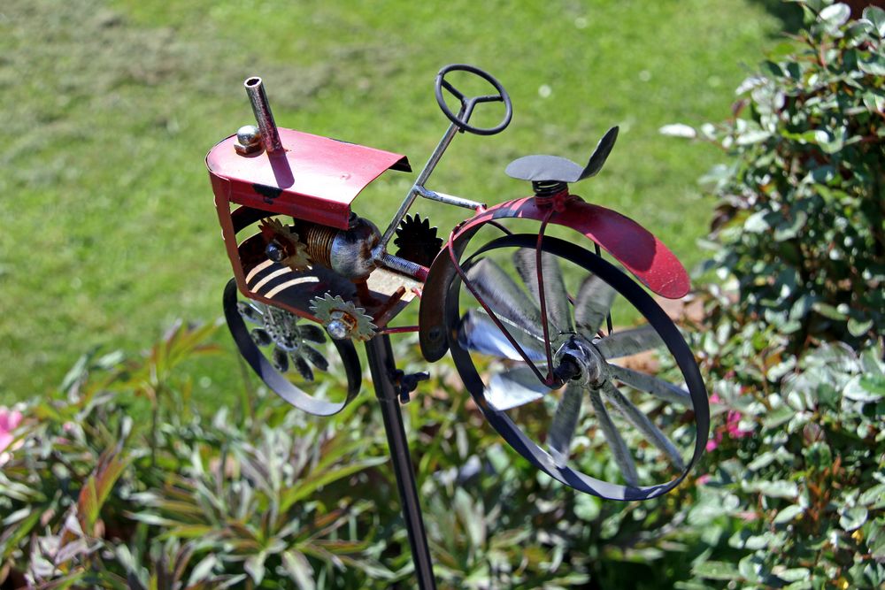 Nostalgie Traktor als Windrad in meinem Garten Foto & Bild ...