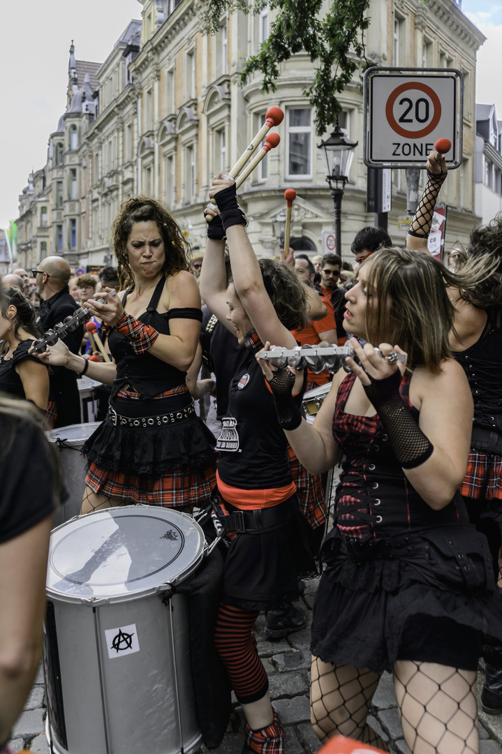 Not a man`s world........ Foto & Bild | konzert, people, street Bilder ...