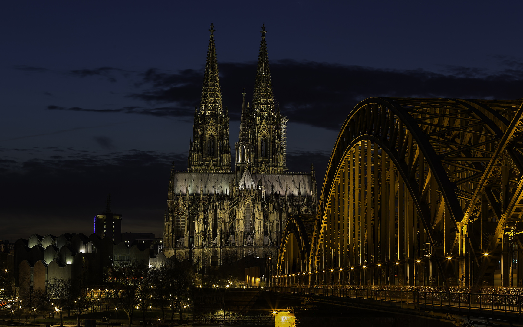 NRW - Köln - Dom mit Hohenzollernbrücke Foto & Bild | kirche, nacht ...