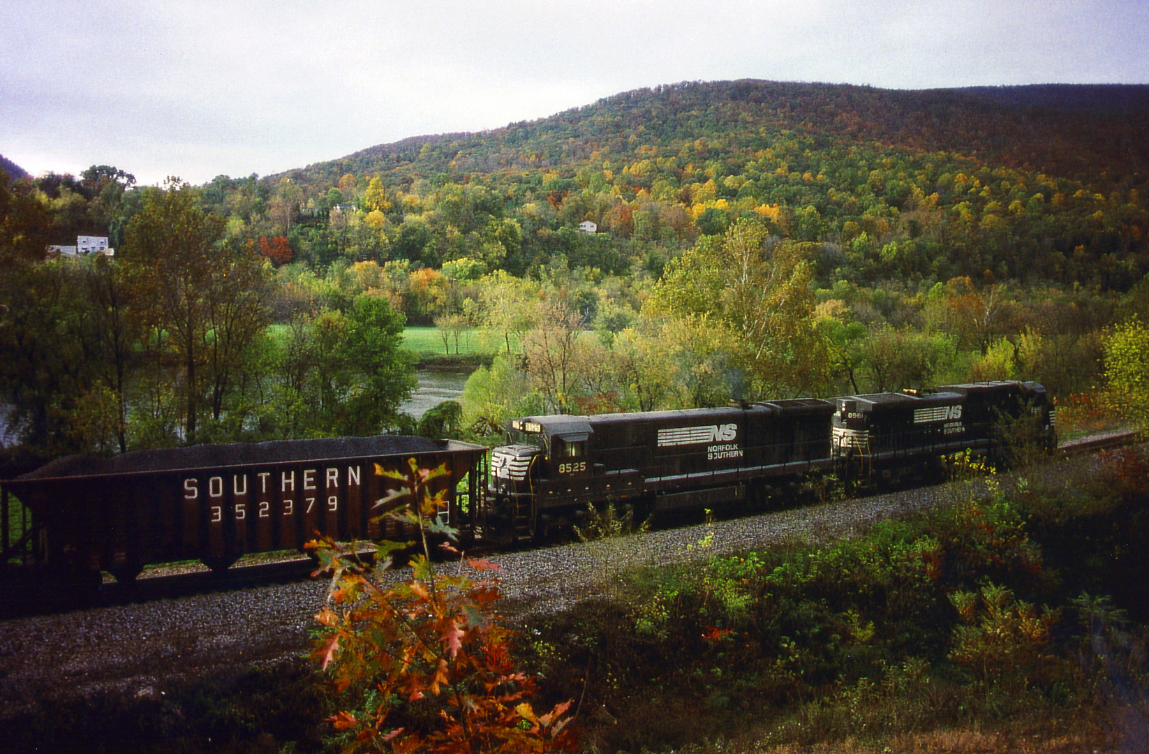 NS#8525 und NS#8961 ziehen einen langen Kohlezug in Richtung Free River, nahe Narrows,VA Foto ...