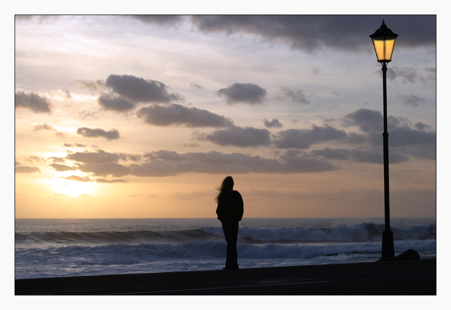 nun sitz ich da / dreh Däumchen / und wart ganz ruhig ... Foto & Bild ...