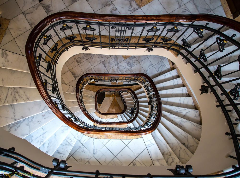 Oben nach Unten Foto & Bild | architektur, treppen und treppenhäuser ...