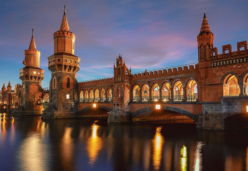 Oberbaumbrücke am Abend Foto & Bild | architektur, architektur bei ...