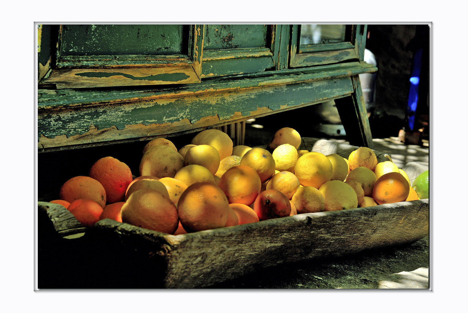 Obst im Holztrog vor maroder Kommode Foto & Bild | spezial, marode ... Obst im Holztrog vor maroder Kommode Foto & Bild | spezial, marode ...