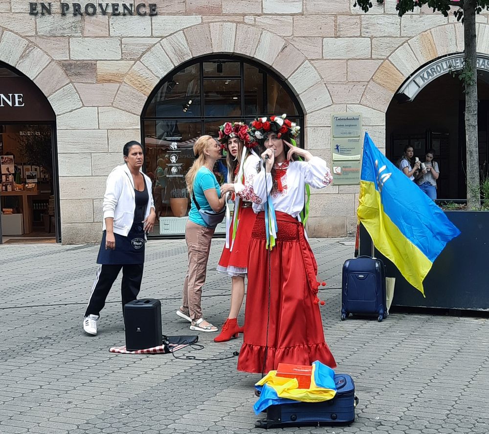 Ohrgeflüster Foto & Bild | erwachsene menschen, streetfotografie mit menschen, szene Bilder auf ...