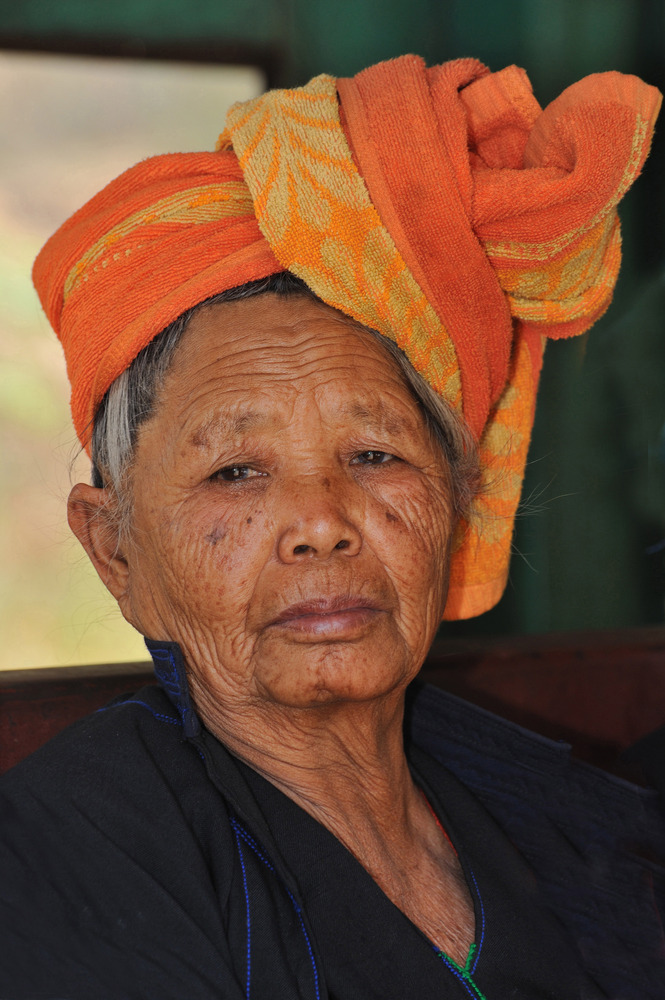 Old Lady in a Train Foto & Bild | portrait, portrait frauen, indoor ...