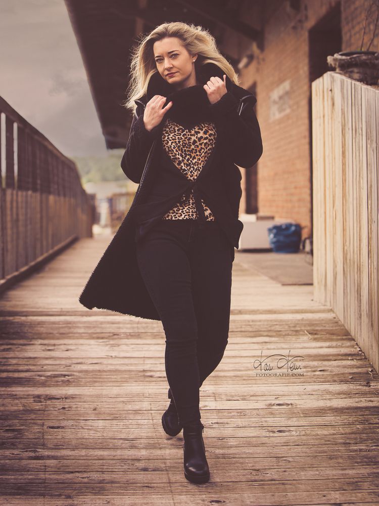 Old Warehouse Catwalk Foto & Bild | erwachsene, portrait, street Bilder ...