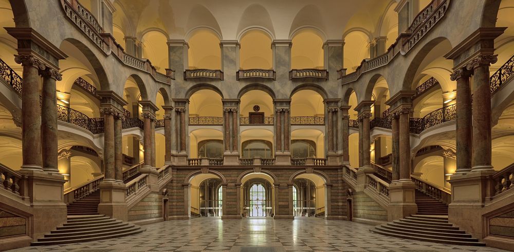 OLG München, wie versprochen die 2. Aufnahme ausgerichtet und in Farbe ...