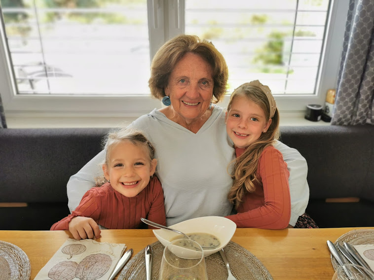 Oma freut sich Foto & Bild | kinder, kinder im schulalter, menschen ...