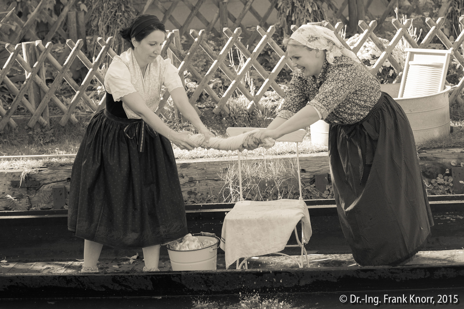 Oma's Waschtag und die Enkel wringen die Wäsche aus Foto & Bild ...