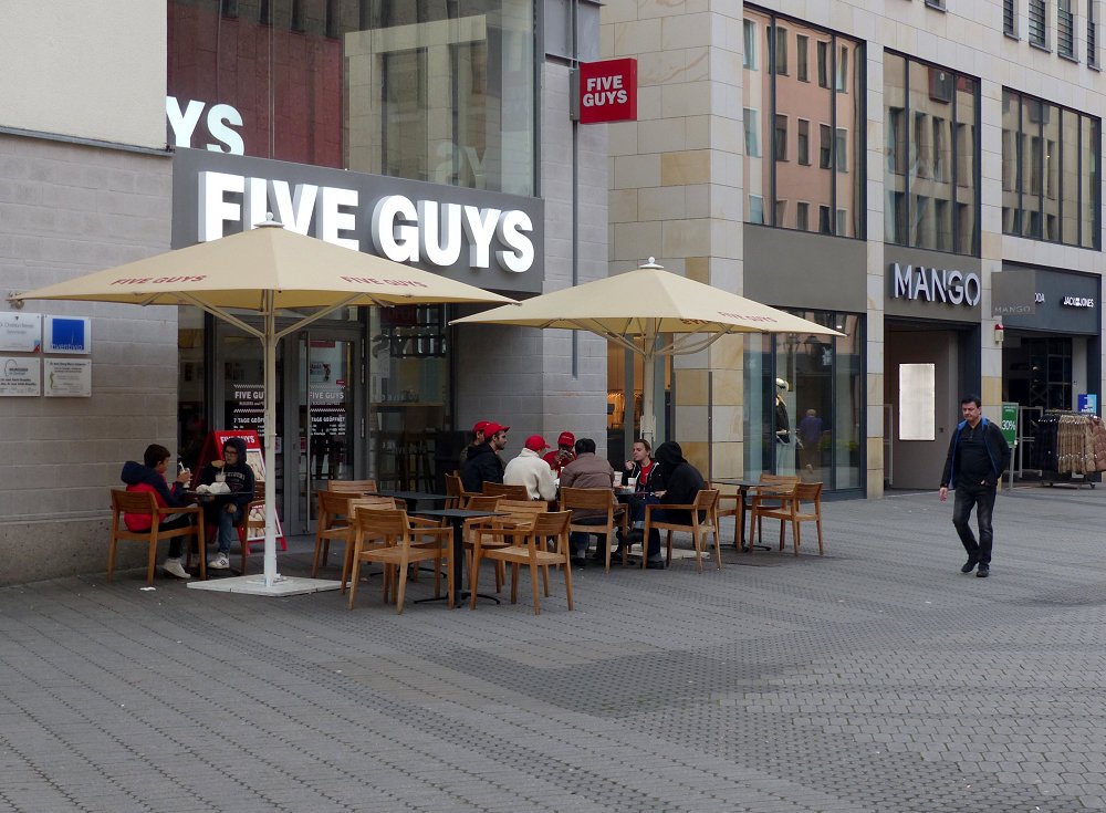 One Girl, Five Guys Foto & Bild | street, bayern, nürnberg Bilder auf fotocommunity