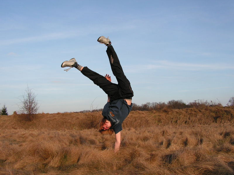 ...One Handed Handstand... Foto & Bild | jugendliche, outdoor, menschen ...