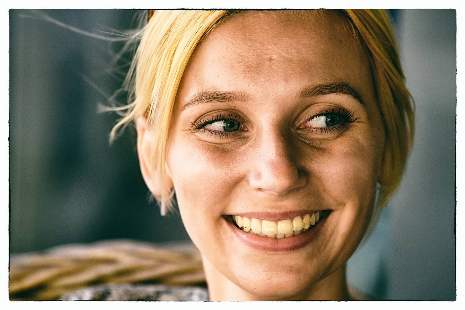 only one smile Foto & Bild | portrait, streetfotografie mit menschen, portrait frauen Bilder auf ...