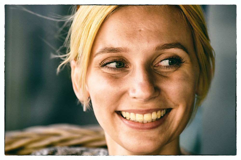 only one smile Foto & Bild | portrait, streetfotografie mit menschen, portrait frauen Bilder auf ...