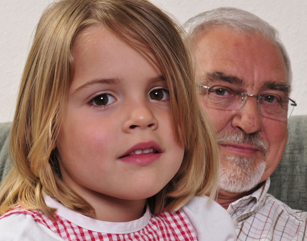 Opa mit Enkelin Foto & Bild | erwachsene menschen, kinder und erwachsene, menschen Bilder auf ...