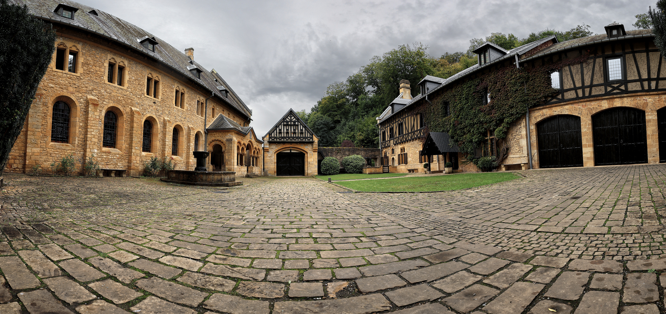 Orval, l'entrée photo et image | architecture, architecture religieuse ...