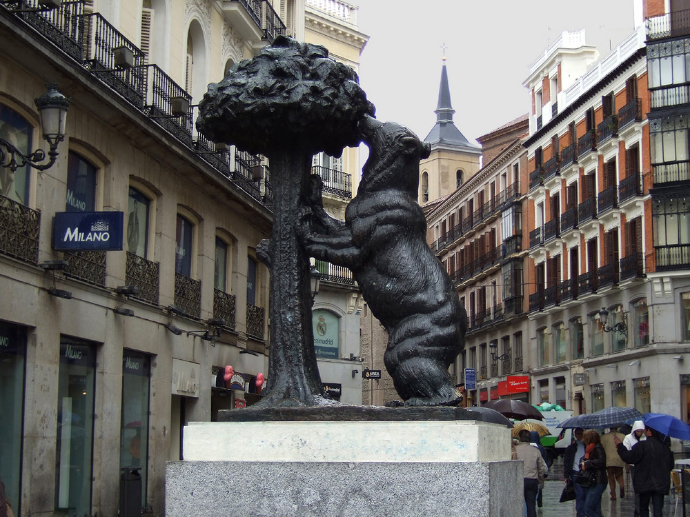Oso y el Madroño - Das Symbol des Stadtwappens an der Puerta del Sol ...