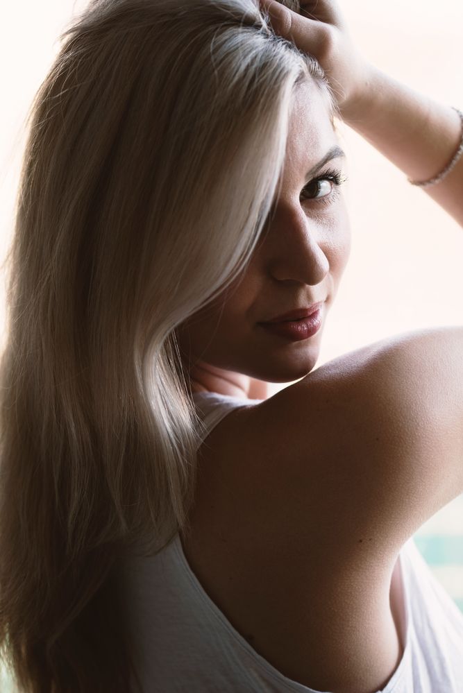 over the shoulder Foto & Bild | portrait, people, fenster Bilder auf ...