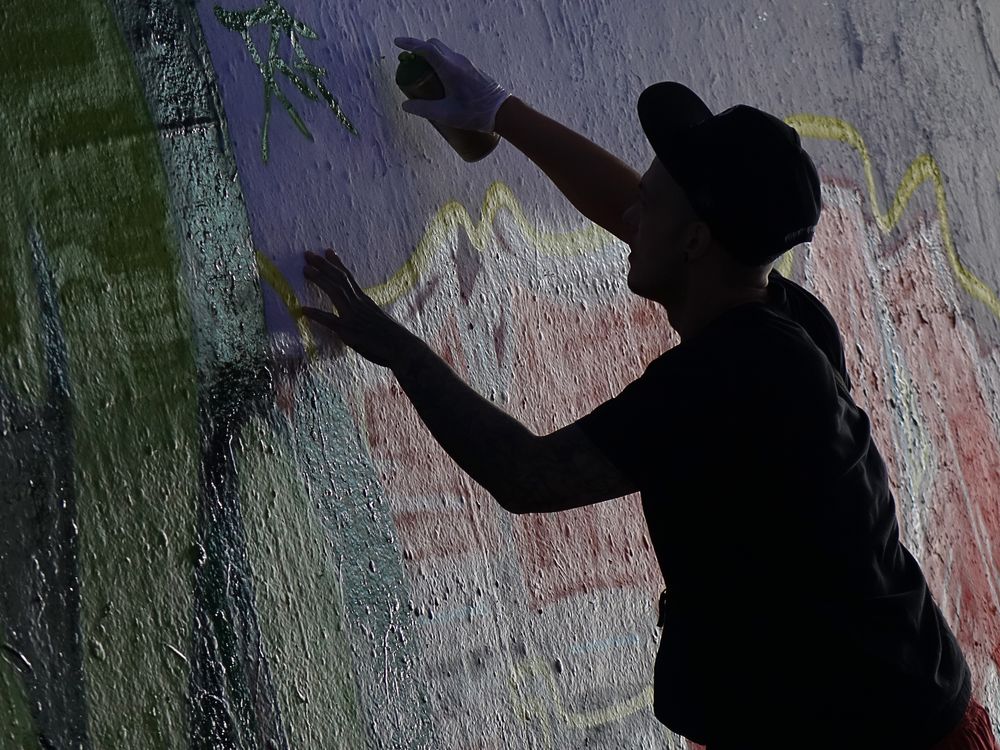 painting the wall Foto & Bild | streetart, graffiti & tags, streetfotografie mit menschen ...