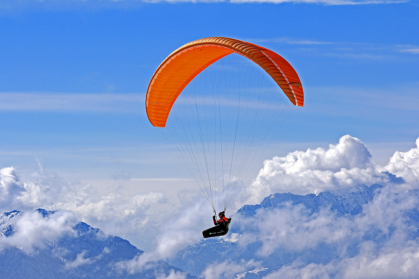 Paragleiter vor den Berggipfeln der Voralpen Foto & Bild | wolken ...