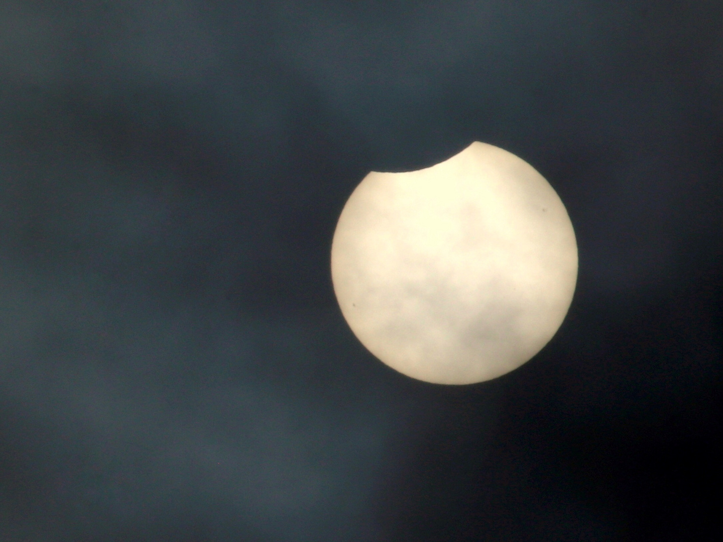 Partielle Sonnenfinsternis 2022 Foto & Bild | opt. phänomene der ...