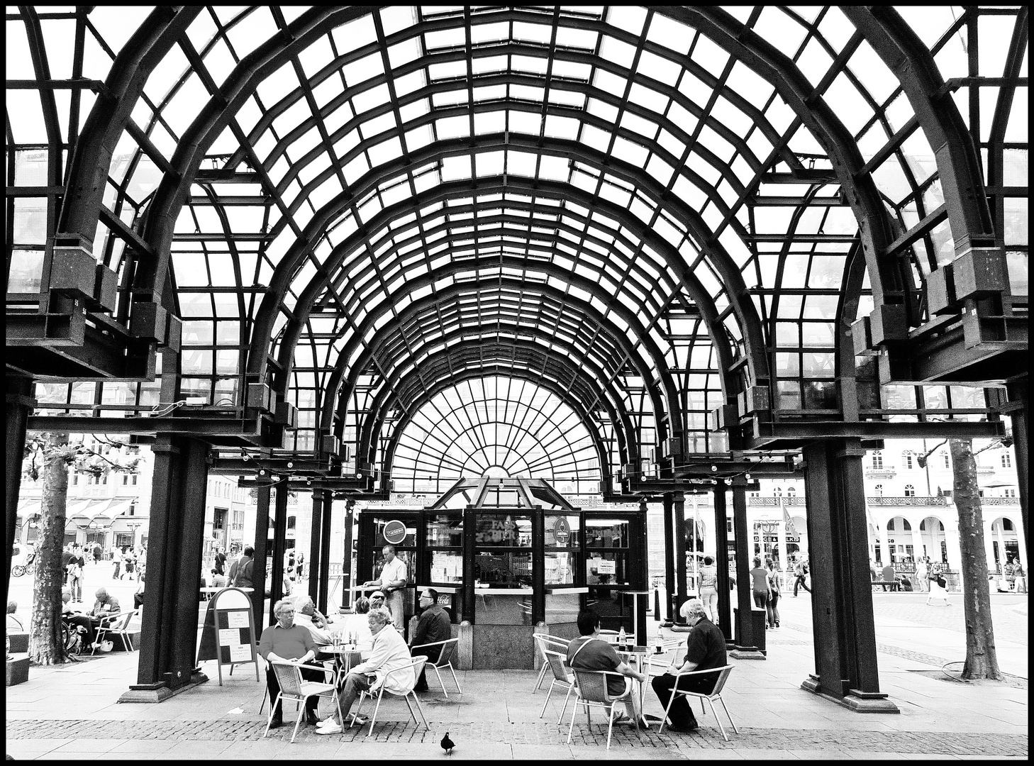 Pavillon am Rathausmarkt (2) Foto & Bild | architektur, erwachsene menschen, streetfotografie ...