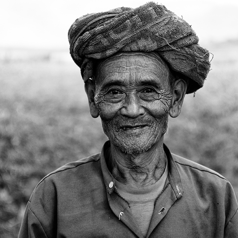 paysan birman photo et image | portraits, portraits au masculin ...