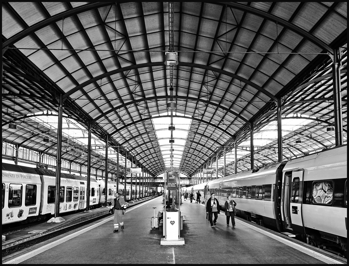 Perspektive Foto & Bild | architektur, erwachsene menschen, streetfotografie mit menschen Bilder ...