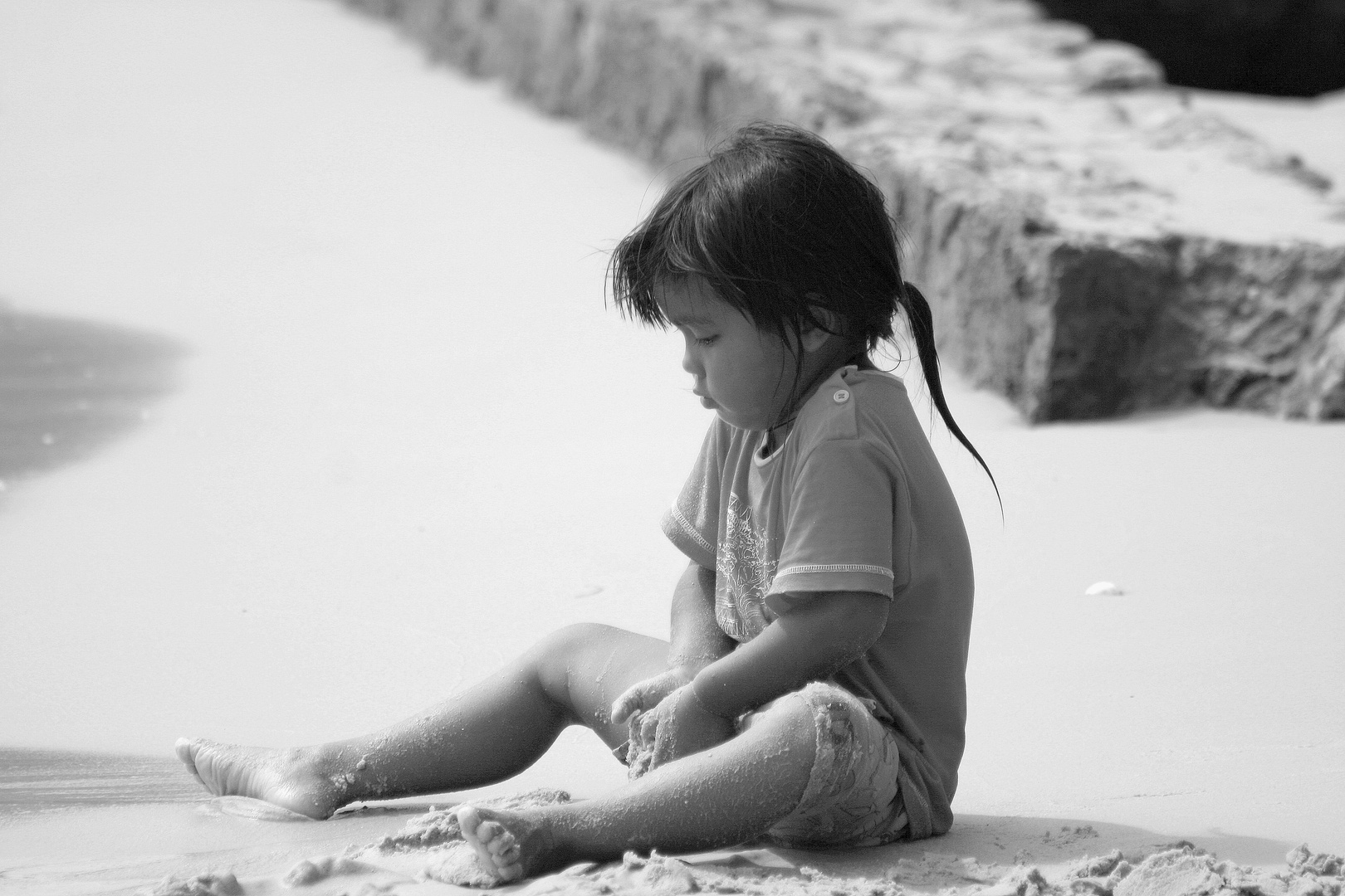 Petit peton sur le sable photo et image | personnes, enfants Images ...