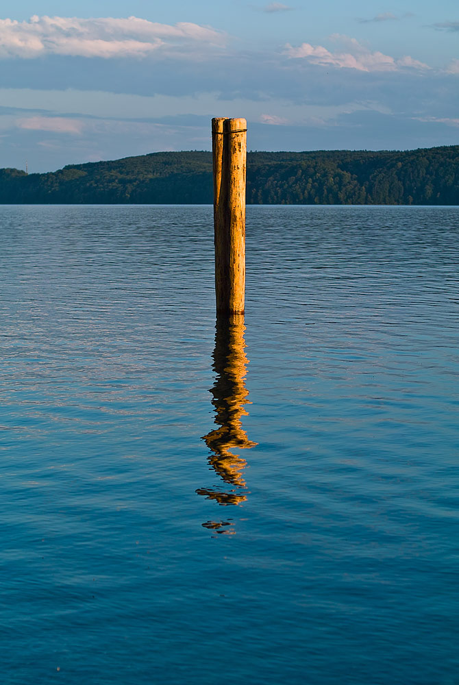 Pfahl im Abendlicht Foto & Bild | sonstiges, wasser im detail, natur ...