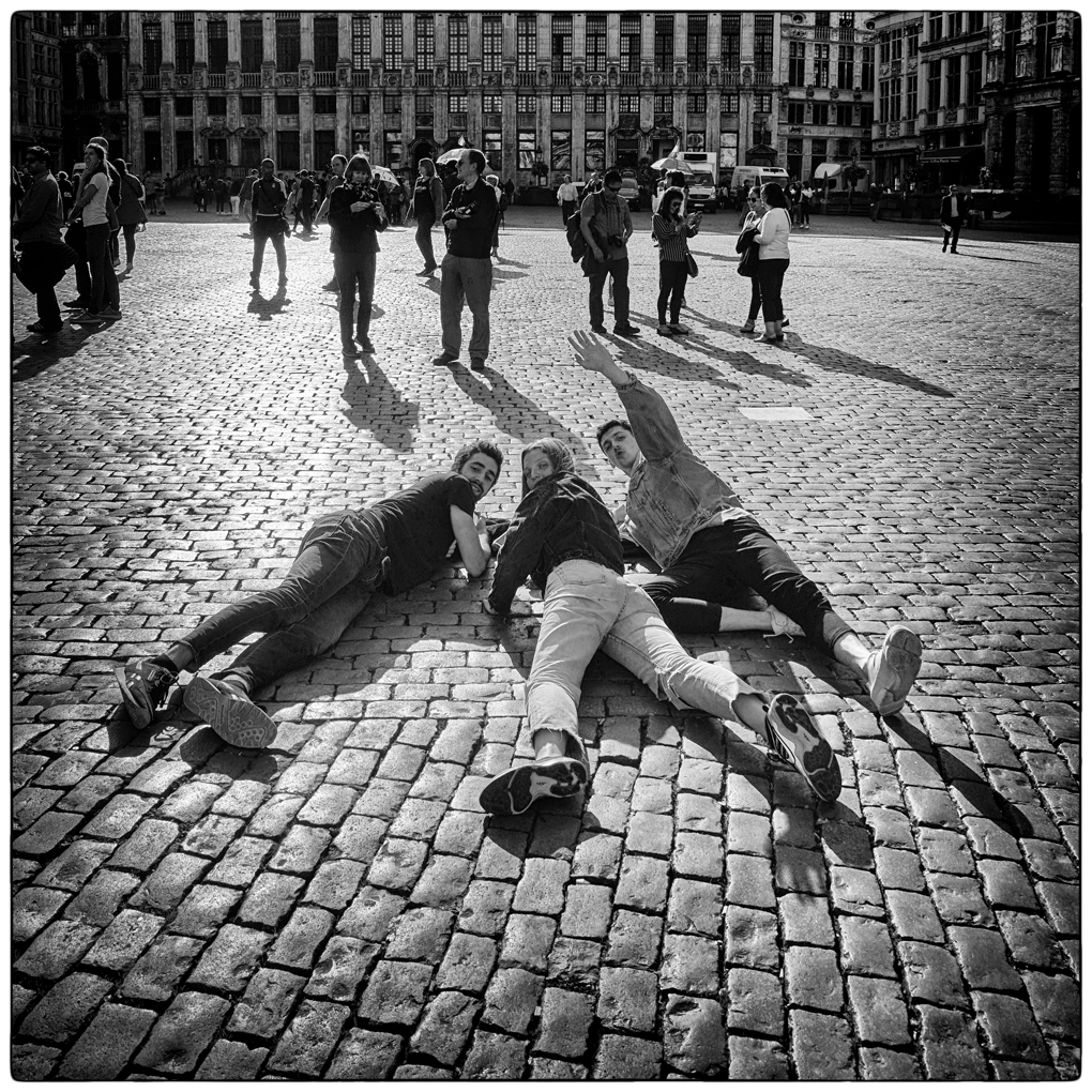 Pflasterchilling Foto & Bild | europe, benelux, streetfotografie mit menschen Bilder auf ...
