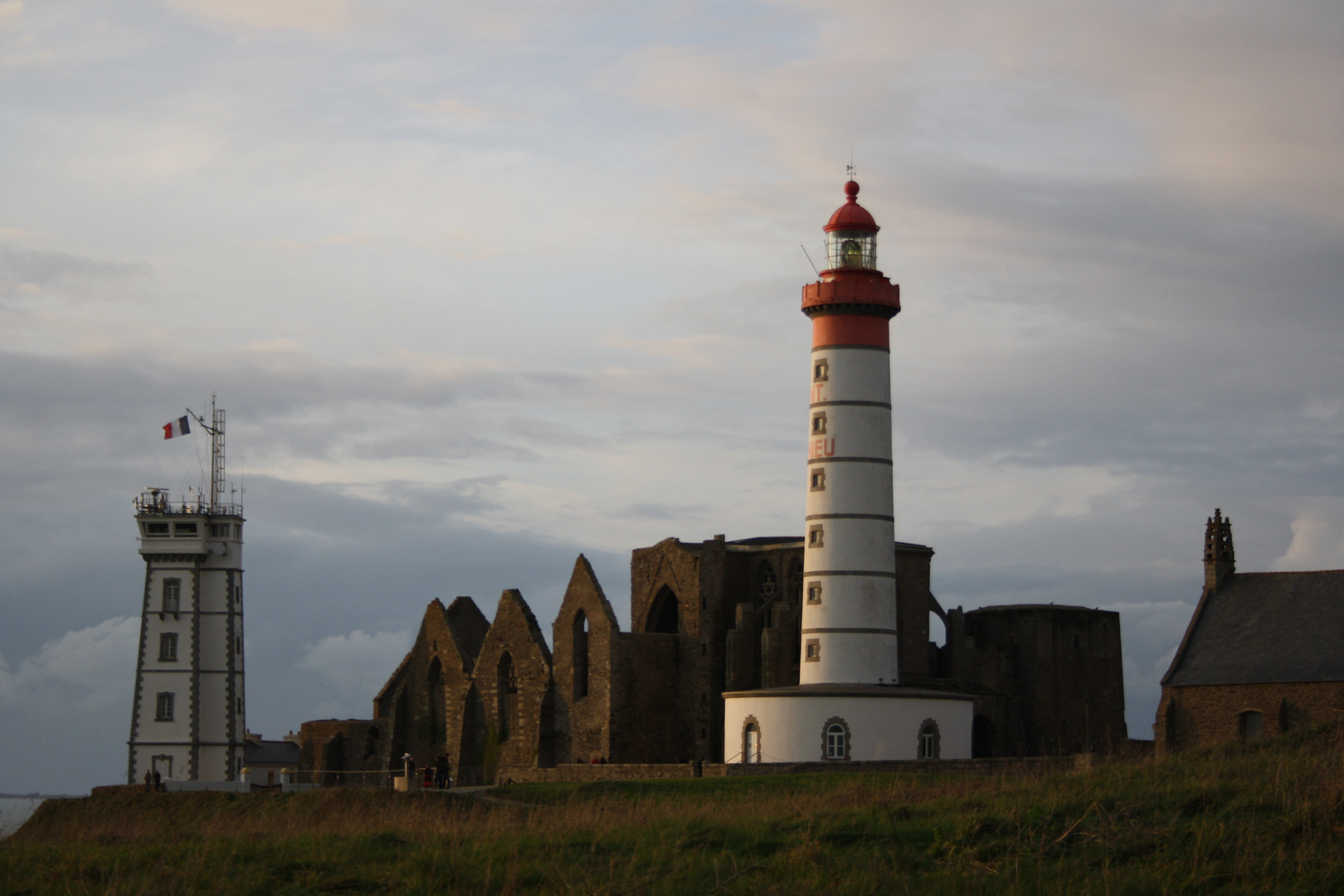 Phare Saint-Mathieu devant les ruines de l'abbaye photo et image ...