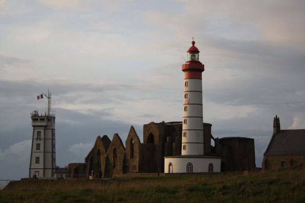 Phare Saint-Mathieu devant les ruines de l'abbaye photo et image ...