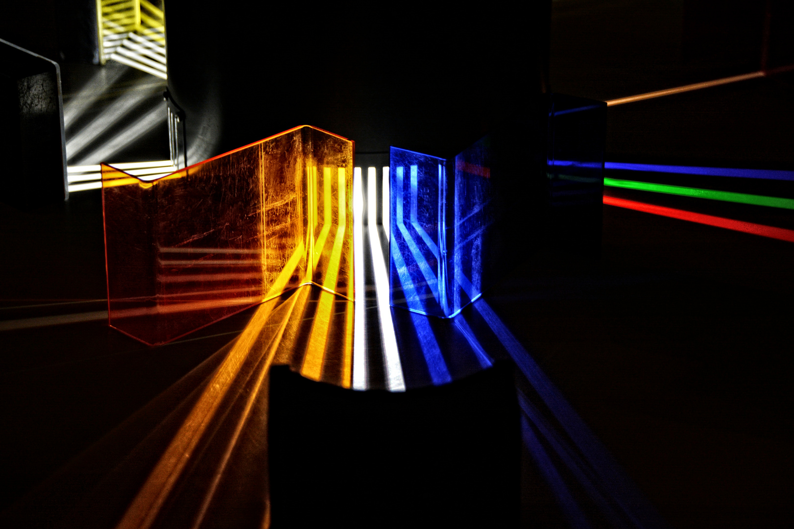 Phæno Wolfsburg - Experimente mit Licht Eigenaufbau Foto & Bild ...