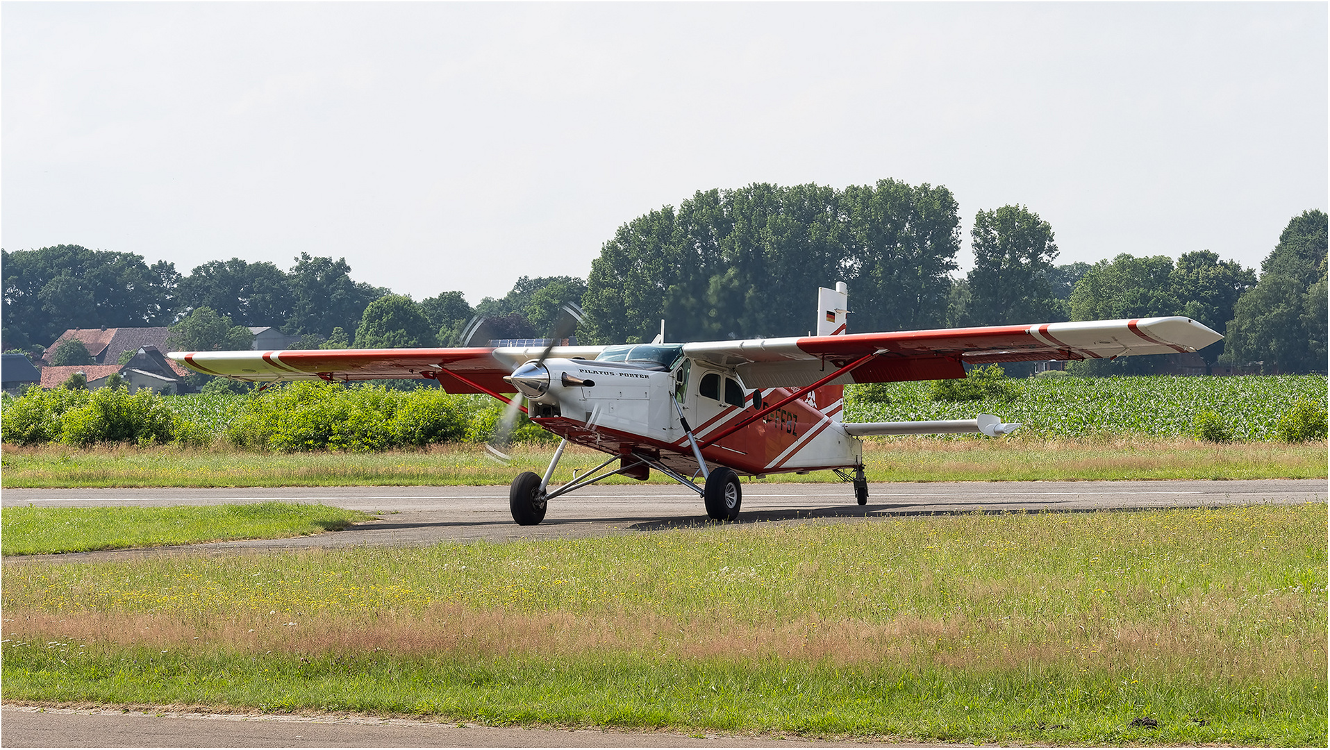 Pilatus Porter..... Foto & Bild | flugzeug, flugplatz, spiegelungen ...