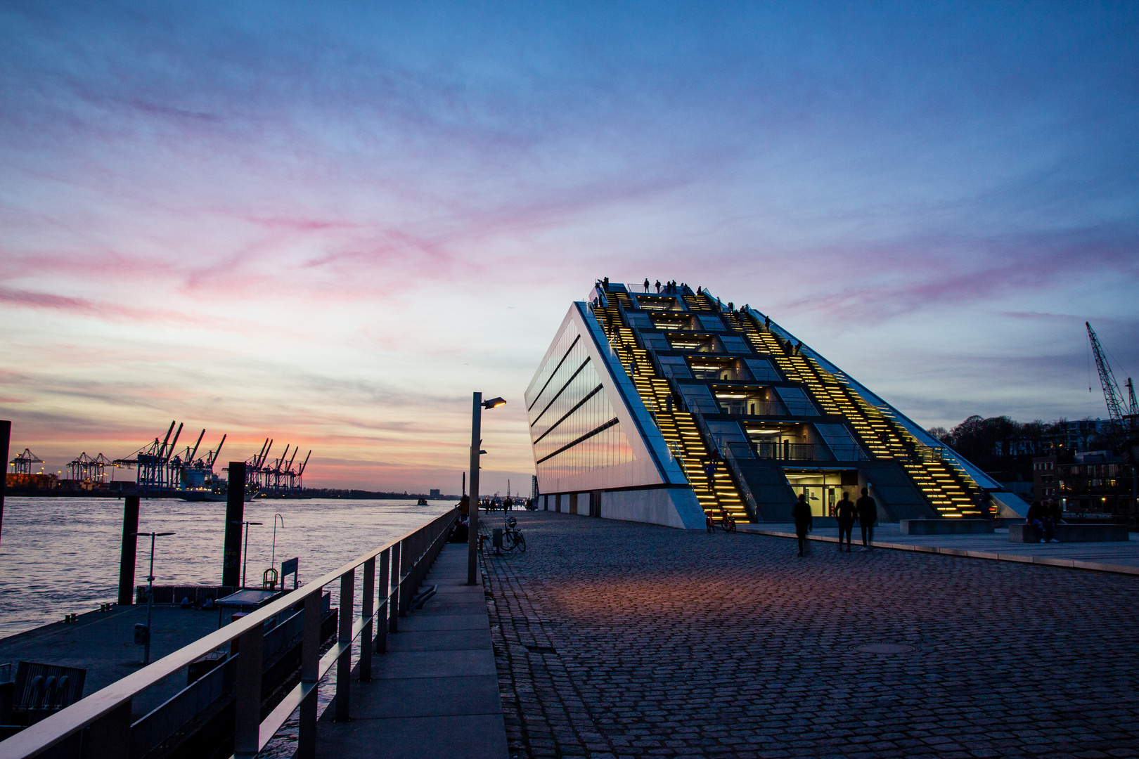 Pink Parallelogram Foto & Bild | city, street, water Bilder auf ...