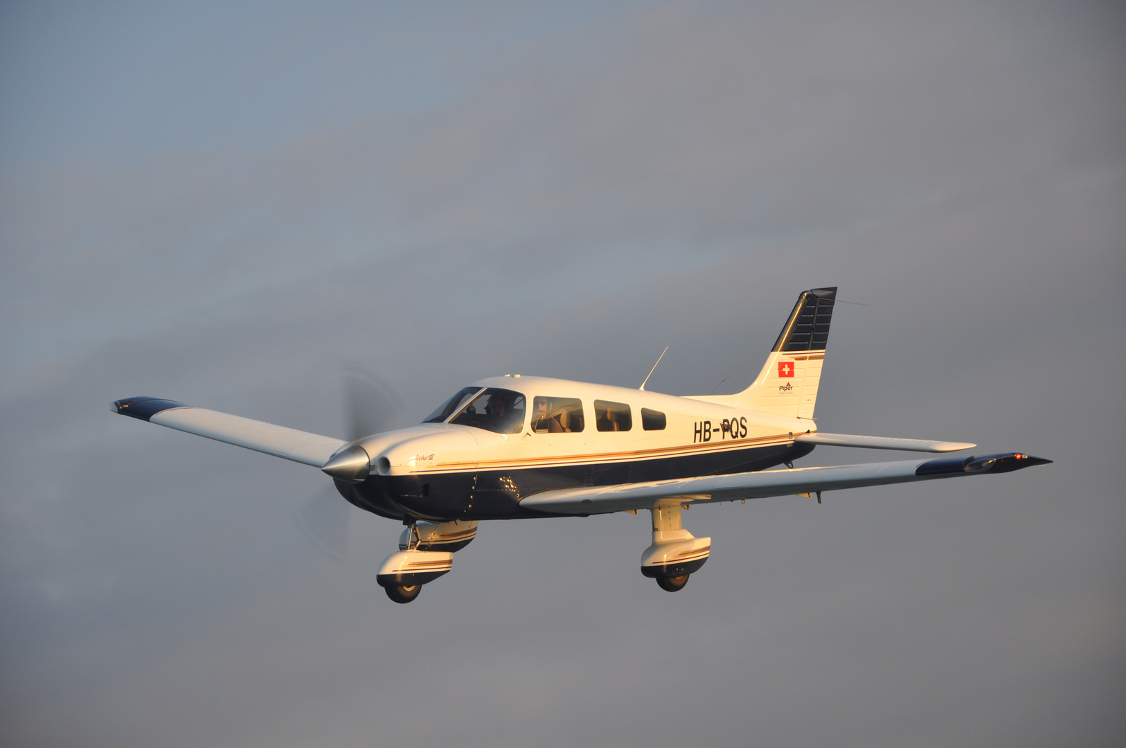 Piper Archer III HB-PQS Air to AIr Foto & Bild | industrie und technik ...