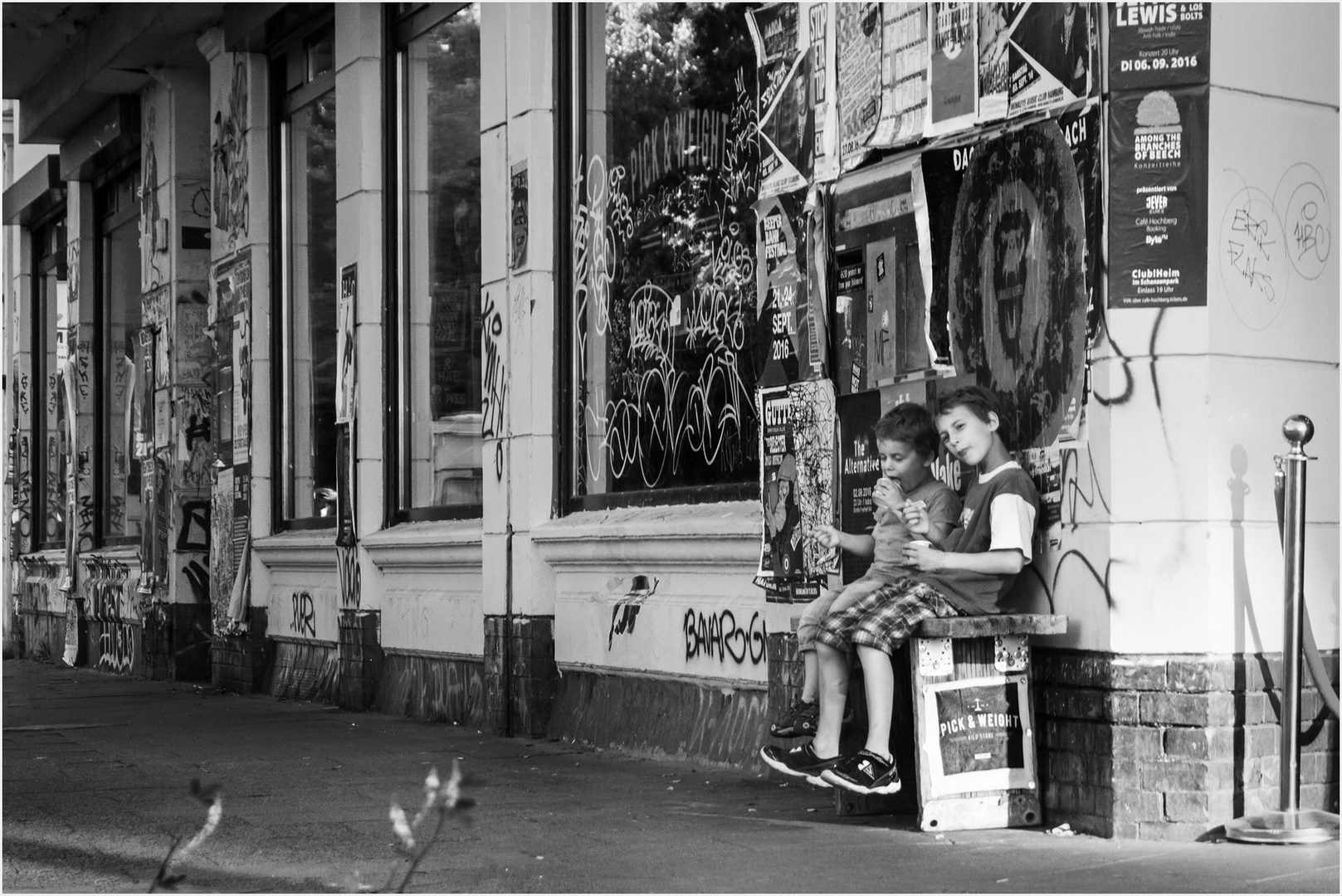 - Pläne schmieden - Foto & Bild | streetfotografie mit menschen, fotokunst, monochrome fine art ...