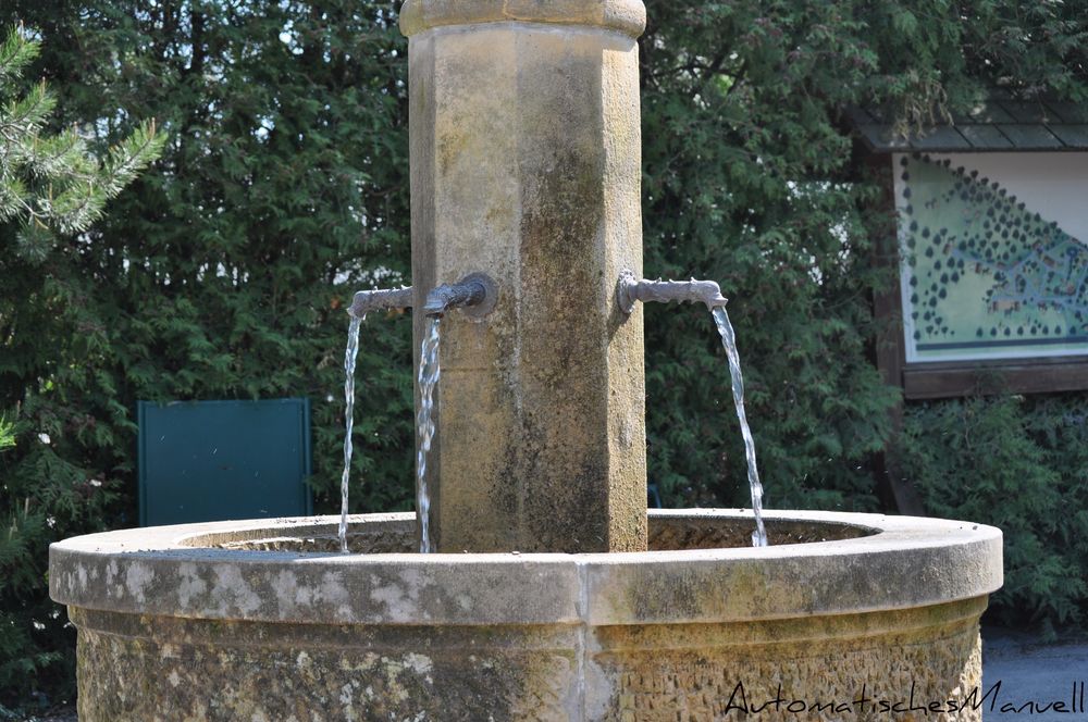 Plätschernder Wasserbrunnen Foto & Bild | jahreszeiten, frühling, natur ...
