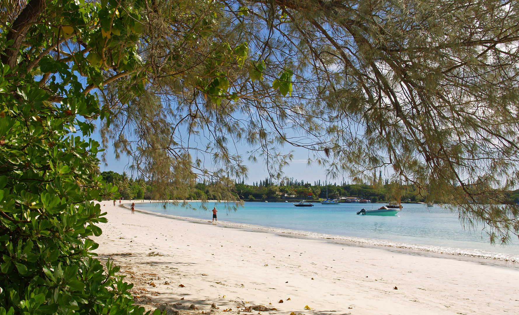 Plaisir de la plage, baie de Kuto, Île des Pins -- Den Strand geniessen ...