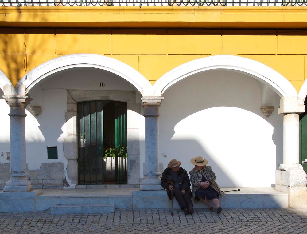 Plauderstunde Foto & Bild | europe, portugal, streetfotografie mit menschen Bilder auf fotocommunity