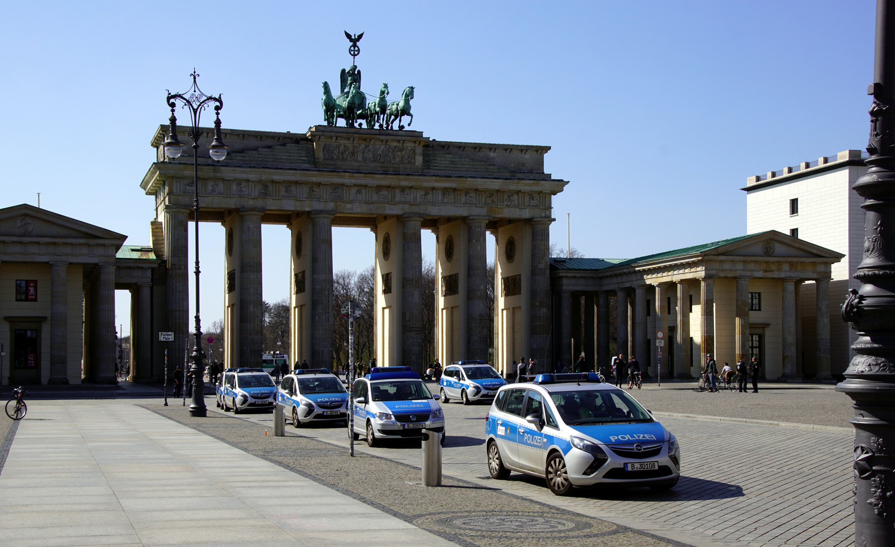 Polizei am Brandenburger Tor Foto & Bild | deutschland, europe, berlin ...