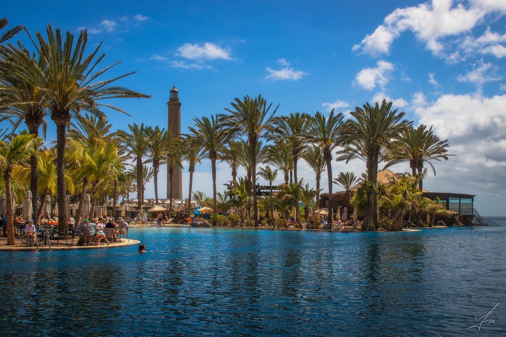 Pool mit Blick auf den Leuchtturm Foto & Bild | architektur, europe ...