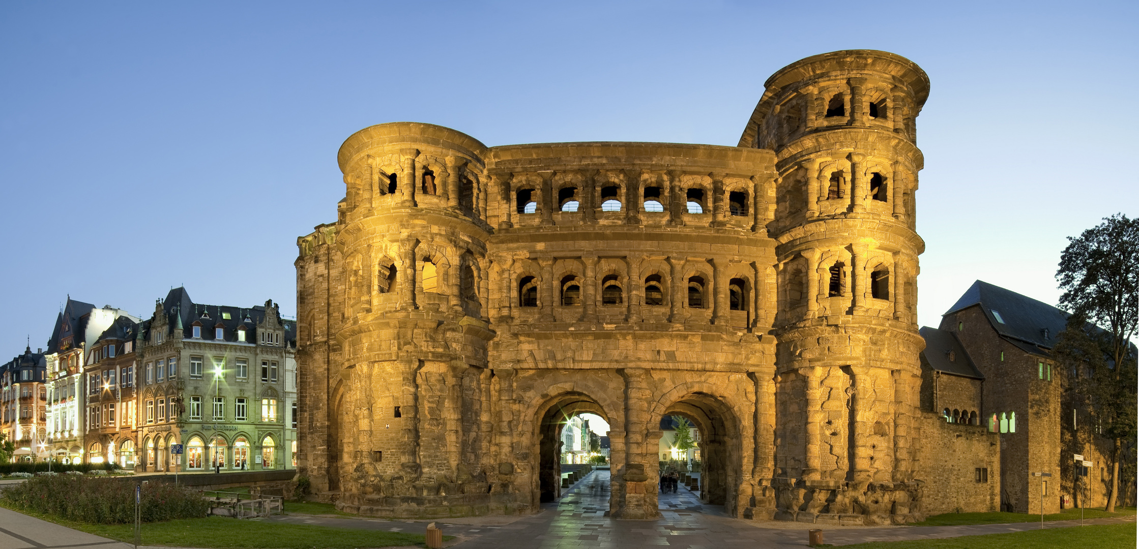 Porta Nigra beleuchtet Panorama Foto & Bild | deutschland, europe ...