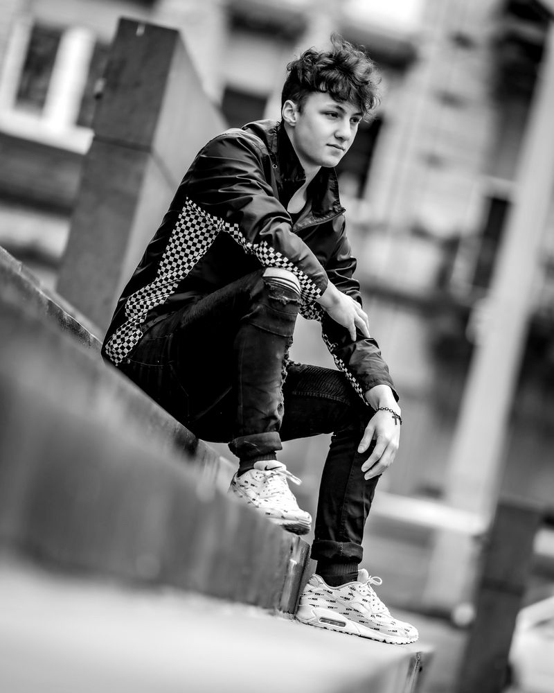 Portrait auf der Treppe Foto & Bild | portrait, streetfotografie mit menschen ...