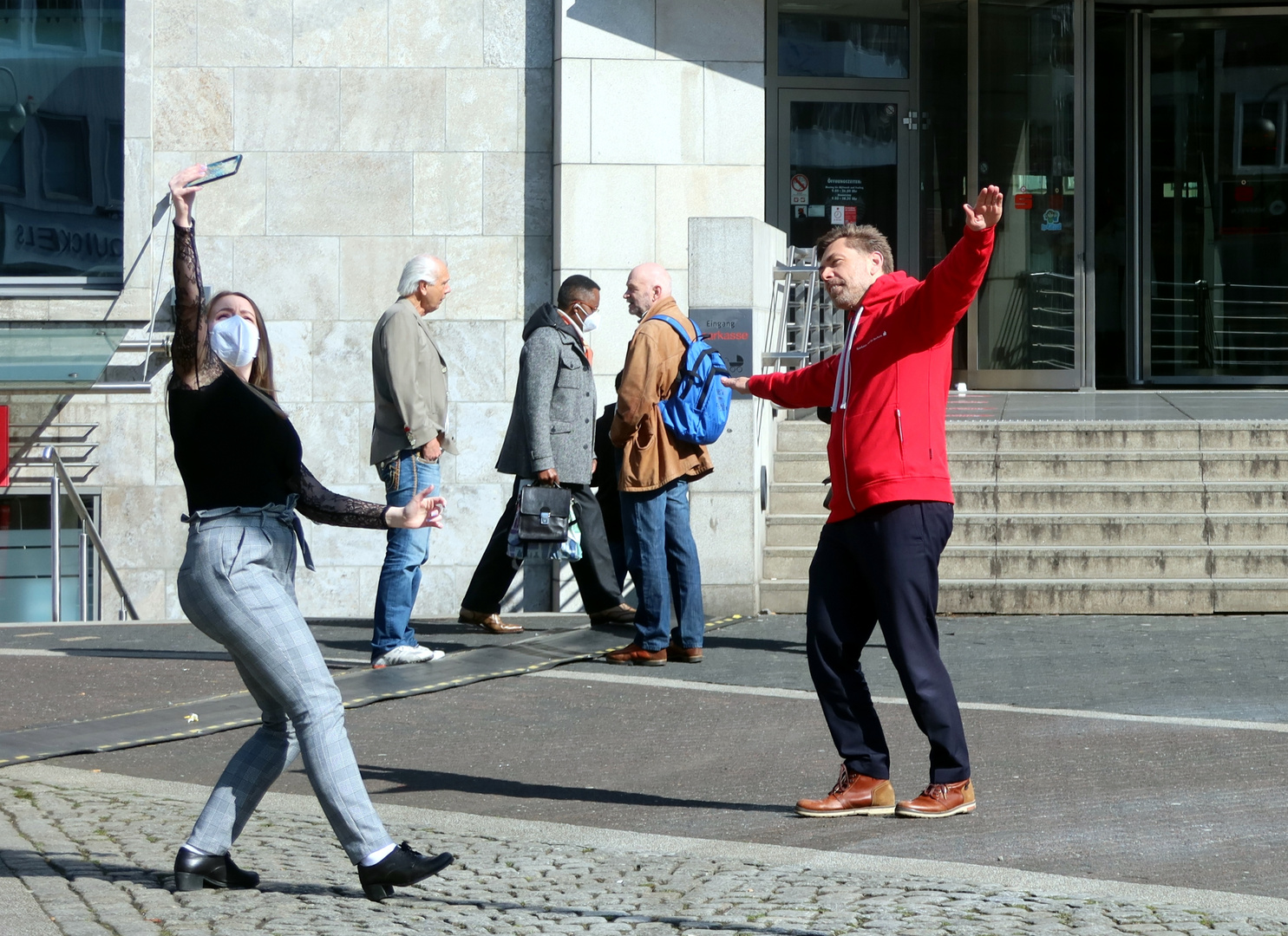 Pose Foto & Bild | erwachsene menschen, streetfotografie mit menschen, alltagsereignisse Bilder ...