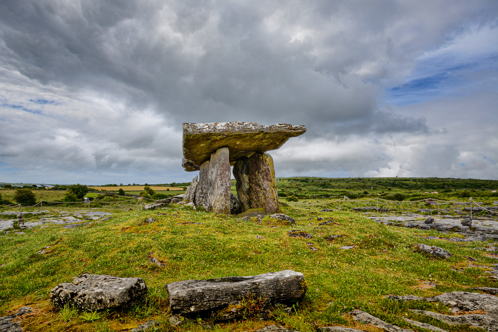 Poulnabrone Dolmen Foto & Bild | world, spezial, irland Bilder auf ...