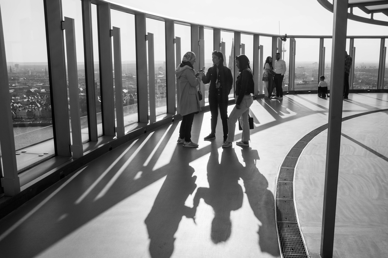 Präsentation in großer Höhe Foto & Bild | streetfotografie mit menschen ...