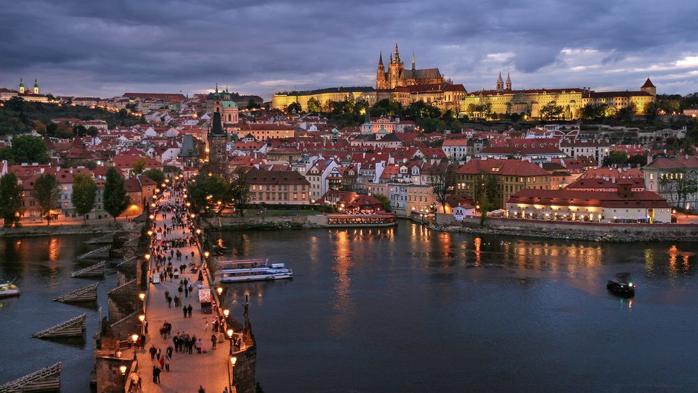 PRAG - Karlsbrücke über die Moldau und Burg Foto & Bild | city, world ...